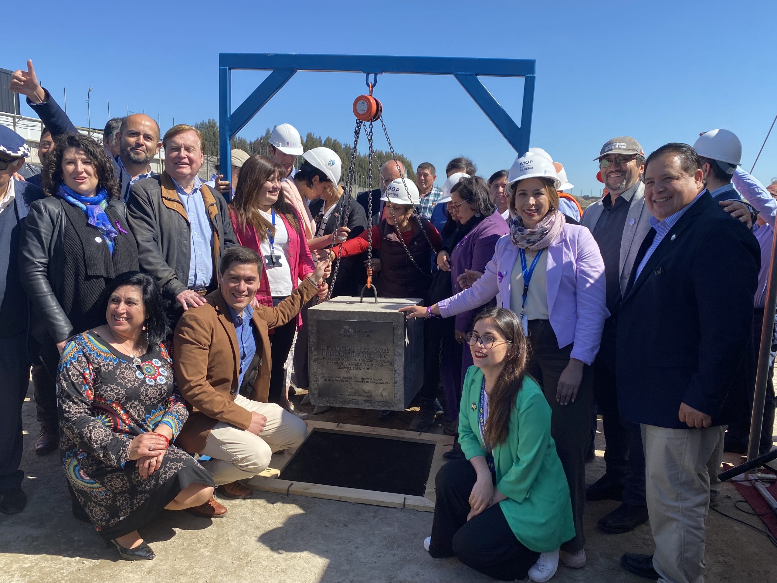 Coloraron la primera piedra: Ponen en marcha construcción de nuevo hospital de Río Bueno